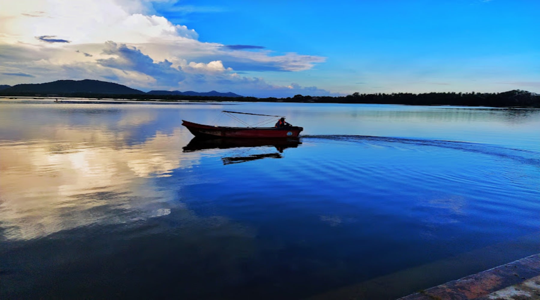 Boat ride at Tissa Lake Tour from Hambantota Port